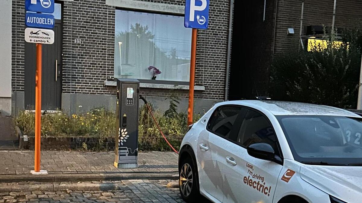 Cambio-deelwagen neemt plaats in van andere elektrische wagens die willen opladen: “Dat zet ...